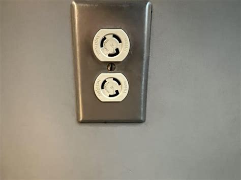 Twist Lock Power Socket In Go Train Rgotransit