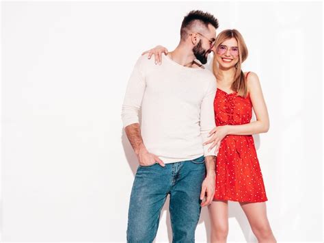 Сексуально улыбающаяся красивая женщина и ее красивый парень Бесплатно Фото