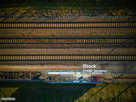 화물 열차의 공중 전망 시골의 복선 철도 푸른 잔디와 긴 그림자가 있는 나무가 있는 철도 상위 뷰 교통 인프라 기차 트랙 여름 자연 0명에 대한 스톡 사진 및 기타 이미지