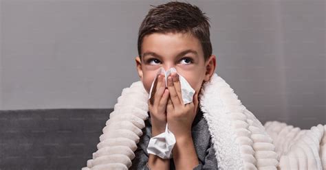 Foto Zum Thema Erkältung Und Grippe Porträt Eines Kranken Jungen Der