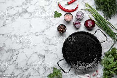 흰색 대리석 테이블에 프라이팬과 신선한 제품이 있는 평평한 구성 텍스트를 위한 공간 0명에 대한 스톡 사진 및 기타 이미지 0명 건강한 생활방식 고급 요리 Istock