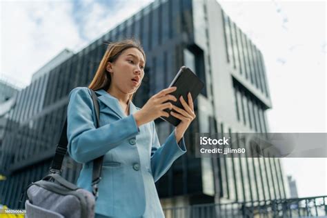 課題をナビゲートする都市景観におけるアジアの若い実業家のレジリエンス 18歳から19歳のストックフォトや画像を多数ご用意 18歳から