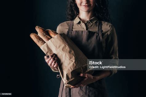 앞치마 지주에 여자의 자른된 총 프랑스 Baguettes 블랙에 고립 된 손에 종이 가방에 가정 생활에 대한 스톡 사진 및 기타