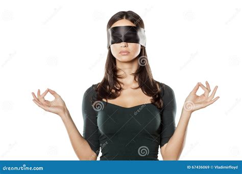 De Olhos Vendados E Meditatating Imagem De Stock Imagem De Ioga