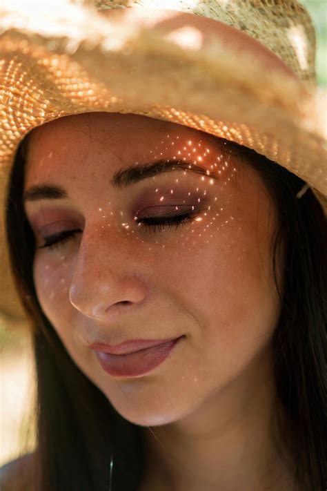 개성 걱정 없는 고요한 고전적인 초상 귀걸이 따뜻한 빛 따뜻한 음색 러스틱 럭셔리한 매력적인 모자 밀짚 모자