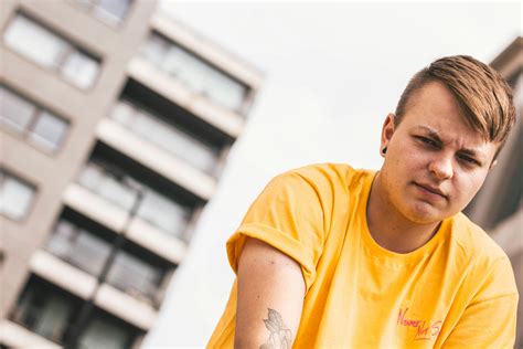 Mann Im Gelben T Shirt Mit Rundhalsausschnitt Shallow Focus Photography