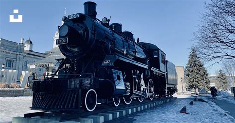 눈 덮인 땅 위에 앉아있는 커다란 검은 기차 사진 Unsplash의 무료 증기 기관 이미지