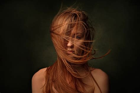 Mujer Modelo Pelirroja Retrato Cara Cabello En La Cara Fondo De