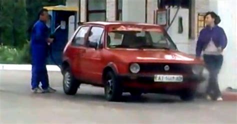 주유 방향 못 잡아 당황한 여성 운전자 화제