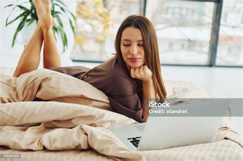 아름다운 젊은 여자는 침대에 달려있다 낮에는 아름다운 현대 침실의 인테리어와 디자인 25 29세에 대한 스톡 사진 및 기타