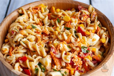 Salada de macarrão super cremosa e fácil de fazer