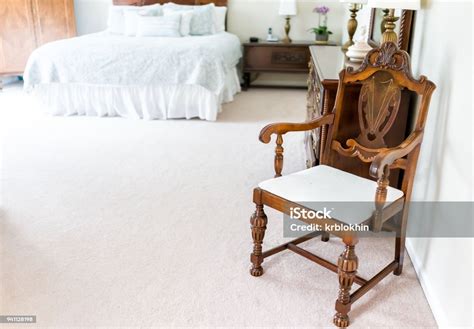 밝은 흰색 현대 나무 흔들의 자 서랍의 가슴 침대 장식 홈 모델 준비 아파트 또는 하우스 보육 실 침실에 0명에 대한 스톡 사진 및 기타 이미지 Istock