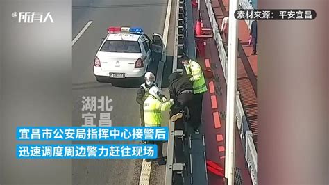 男子在大桥上欲轻生，民警赶到劝阻凤凰网视频凤凰网