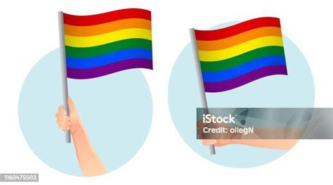 손에 Lgbt 플래그 Lgbt 플래그의 벡터 그림 Lgbtqia 문화에 대한 스톡 벡터 아트 및 기타 이미지 Lgbtqia