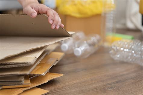 가정 재활용 에코 제로 폐기물 개념 재활용 종이 상자를 사용하는 남자 재활용 가능한 원료로 만든 갈색 판지 상자 친환경 포장을 쌓아줍니다 지속 가능한 생활 양식에 대한 스톡