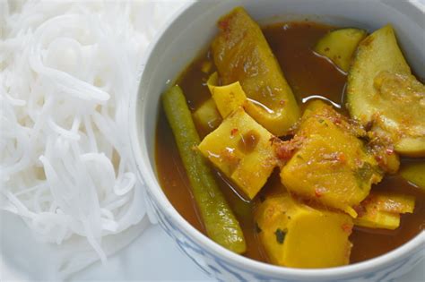 삶은 매운 고등어 생선은 야채 카레 수프 태국 남부 스타일의 음식과 쌀국수로 뒤덮입니다 가지 채소에 대한 스톡 사진 및 기타