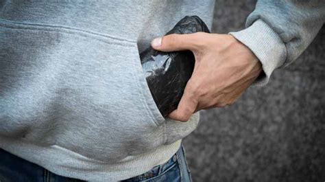 Dos personas intentaron enterrar media tonelada de cocaína en