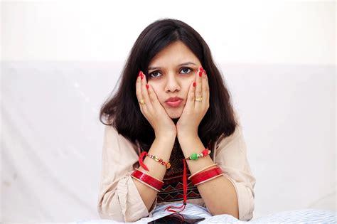 शादी के माहौल में पीरियड्स में देरी हो रही है तो घरेलू उपायों से लाएं
