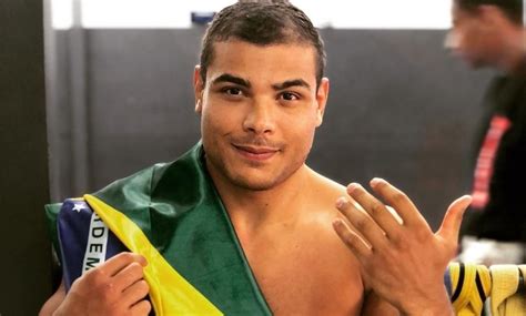 Paulo Borrachinha é Levado à Delegacia Após Suposta Cotovelada Em