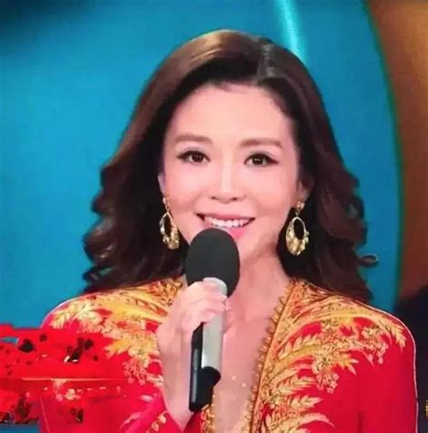 董卿周涛和赵本山同一天上热搜，背后是观众对2025年春晚的无奈！