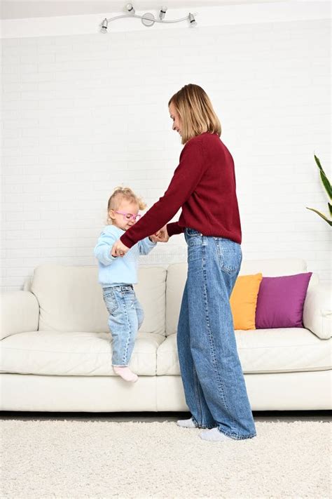 Madre Bailando Con Su Pequeña Hija En Casa Imagen De Archivo Imagen