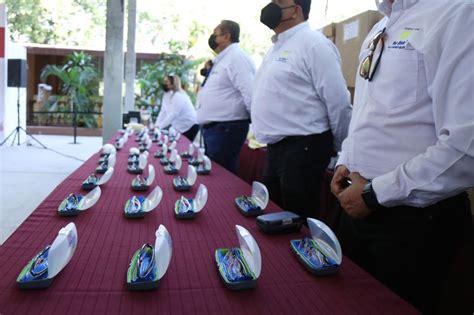 Entrega Evelyn Apoyos Del Programa Ver Bien Para Aprender Mejor El