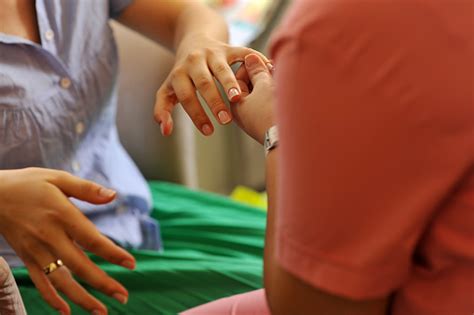 네일 파일 미용사에 의해 매니큐어를 받는 네일 살롱에는 여자의 근접 촬영 샷 여 자가 점점 손톱 매니큐어 미용사 파일을 손톱 가꿔주기에 대한 스톡 사진 및 기타 이미지