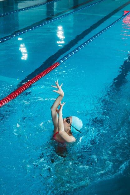 Premium Photo Synchronized Girl Working Out Tricks In The Pool