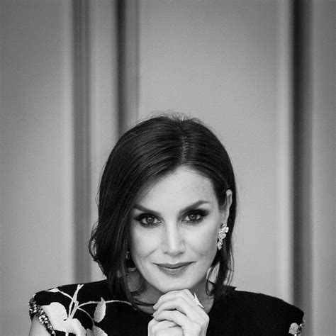La Reina Letizia Da Con El Vestido Y El Rojo Perfecto Para La Piel Bronceada Vogue
