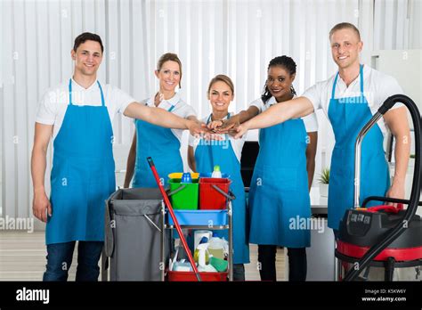 Putzfrauen In Uniform Fotos Und Bildmaterial In Hoher Auflösung Alamy
