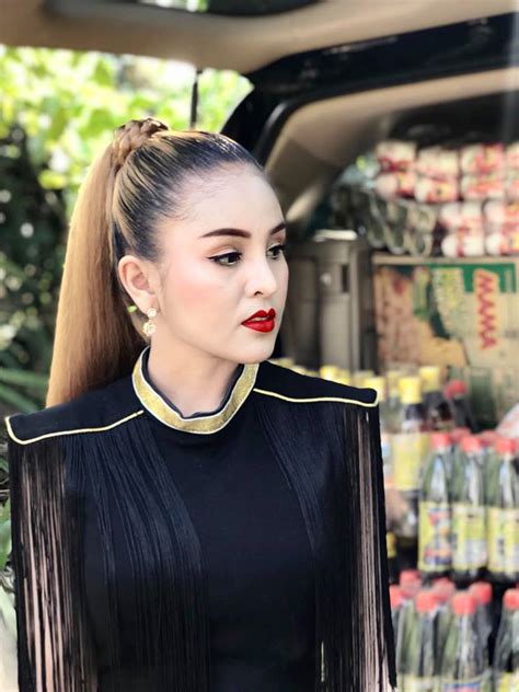 ញាក់សាច់ គ្រាន់តែliveវីដេអូលេងៗ ដេននី ក្វាន់ ពាក់មាសឡើងជ្រែកខ្លួនរាប់តម្លឹង Khmerload