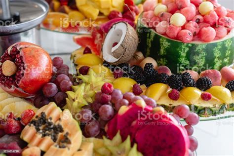축제 테이블 파인애플 코코넛 포도 딸기 수박 사과 석류와 축제 테이블 다른 신선한 과일의 수평 이미지 축하 또는 기타 이벤트 0