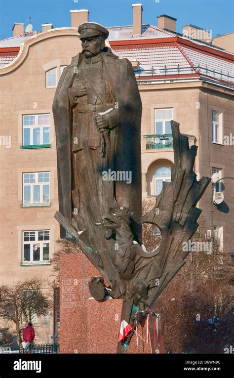 Jozef Pilsudski Denkmal Im Winter Krakau Polen Stockfotografie Alamy