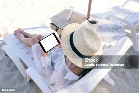 해변의 자에 누워 있는 동안 빈 데스크톱 화면으로 검은 태블릿 Pc를 들고 여자 공란에 대한 스톡 사진 및 기타 이미지 공란