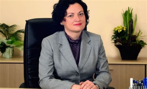 Министър Василева подари на папа Франциск новата Червена книга на