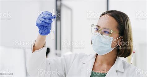 미래 의학 및 백신 분석을 위해 실험실에서 여성과 함께 사고 과학 및 화학 의학 Dna 및 생명 공학 실험 전문가와 함께 약국
