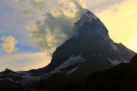 체르마트 요정 이야기 풍경골드 컬러 새벽 일출 호른 목가적인 알파인 밸리 꿈 같은 극적인 스위스 눈 덮인 국가 상징 산 목가적인 시골 발레 구획 스위스 알프스 스위스 경관에
