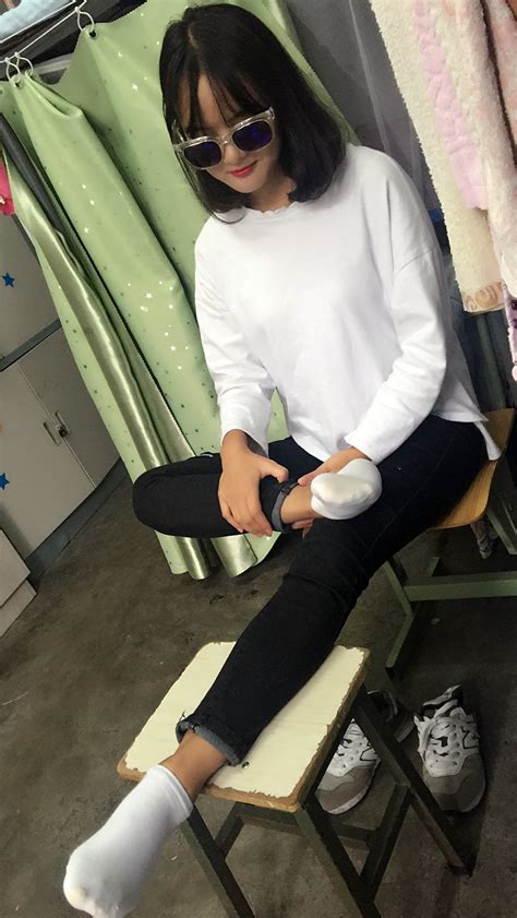 织梦行影no085 眼镜妹宿舍白袜 爱丝社