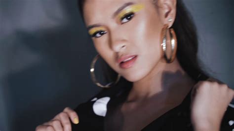 4 Hot Sexy Johanis Sani Bikini Pics