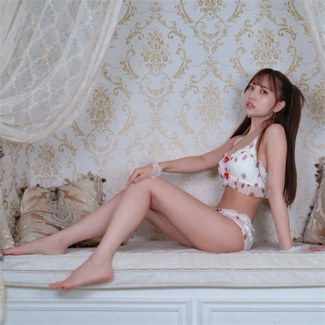 夜だね最近雷多いねえ ω SNSでいつもみんなコメントありがとう お世辞とかじゃなくめちゃくちゃ元気貰ってる