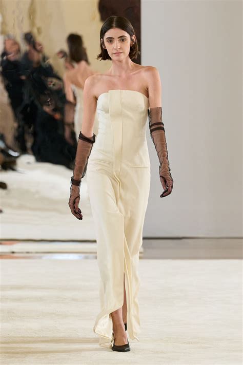 طرق تنسيق اللون العاجي في الإطلالات الكاجوال والرسمية مجلة هي