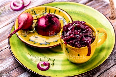 세라믹 활에 양파 마멀레이드 잼 Confiture 맨 위 보기 설탕 조림 류에 대한 스톡 사진 및 기타 이미지 설탕 조림 류