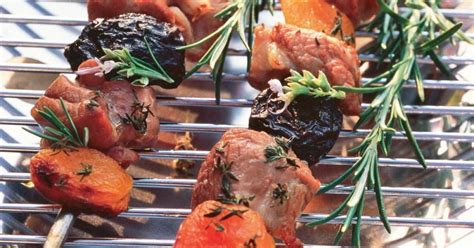 Recette Brochettes Dagneau Aux Pruneaux Aux Abricots Secs Et Romarin Marie Claire