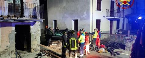 Auto Si Schianta Contro Il Muro Di Una Casa Grave Un Ragazzo Di 29