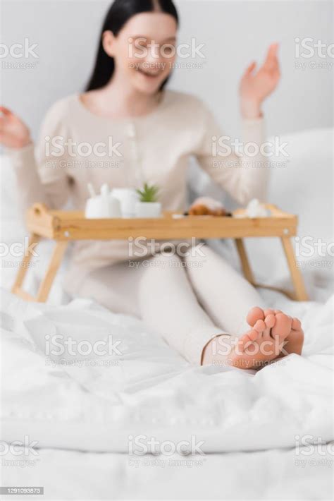 흐린 배경에 아침 식사 트레이 근처 Vitiligo와 행복한 여자의 다리 맨발에 대한 스톡 사진 및 기타 이미지 맨발 한