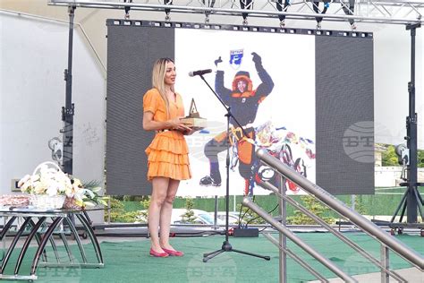 Първото нещо което направих на върха е да развея българското знаме каза Силвия Аздреева