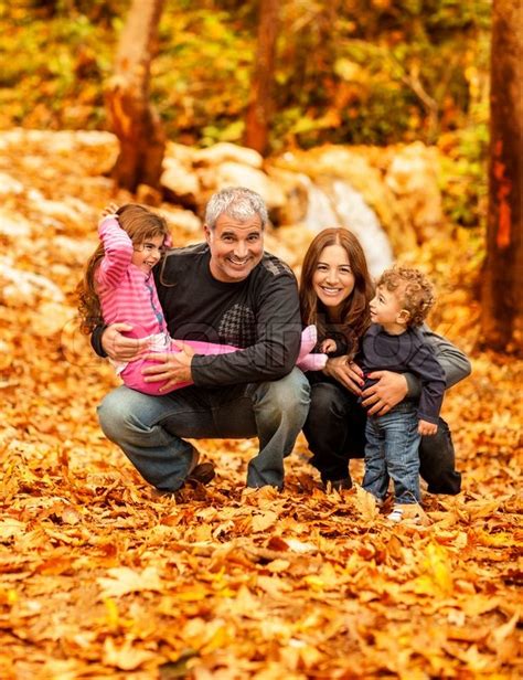Foto Des Glücklichen Familie Im Herbst Stock Bild Colourbox