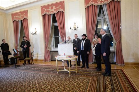 Prezydent RP Andrzej Duda podczas uroczystości zapalenia świec chanukowych w Pałacu Prezydenckim