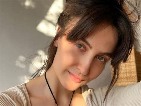 एली अवराम के नो मेकअप लुक की खूबसूरत तस्वीरें हो रहीं वायरल