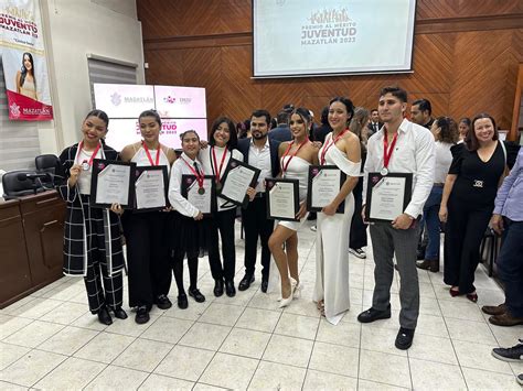 Wesly Miroslava Marroquín egresada del CMA recibe el Premio Mérito